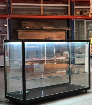 Benefits of Glass Display with LED Lights for Merchandising